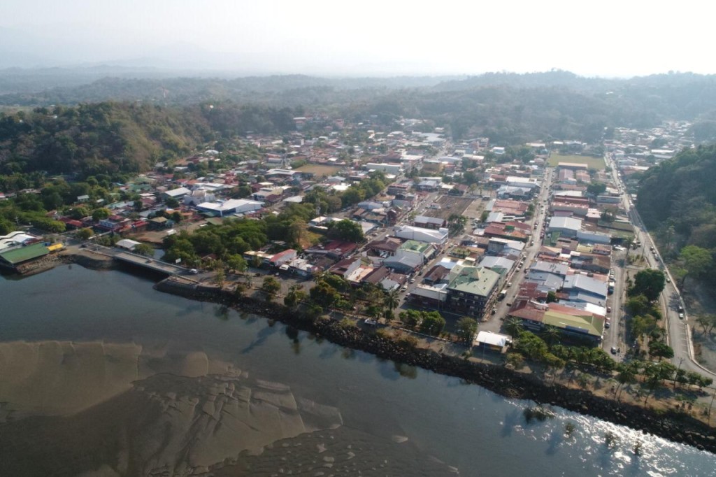 Quepos: the pier and the city - PORTUS