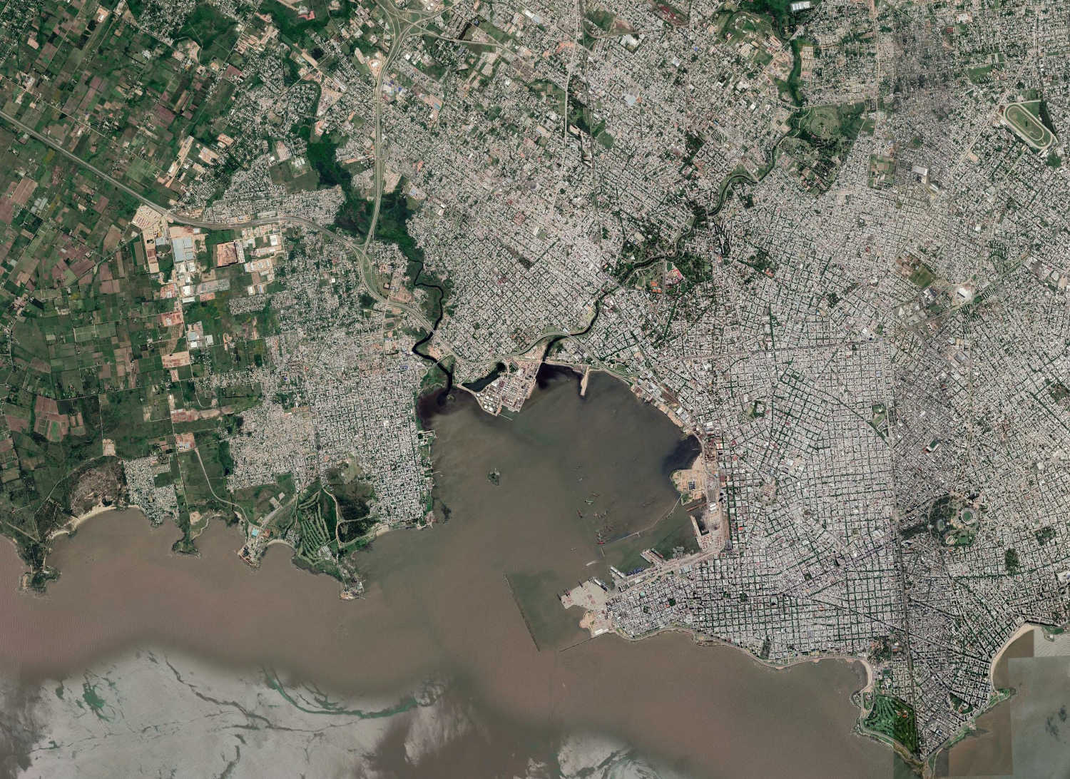 Dinámicas de transformación urbano-portuarias en la bahía de Montevideo ...