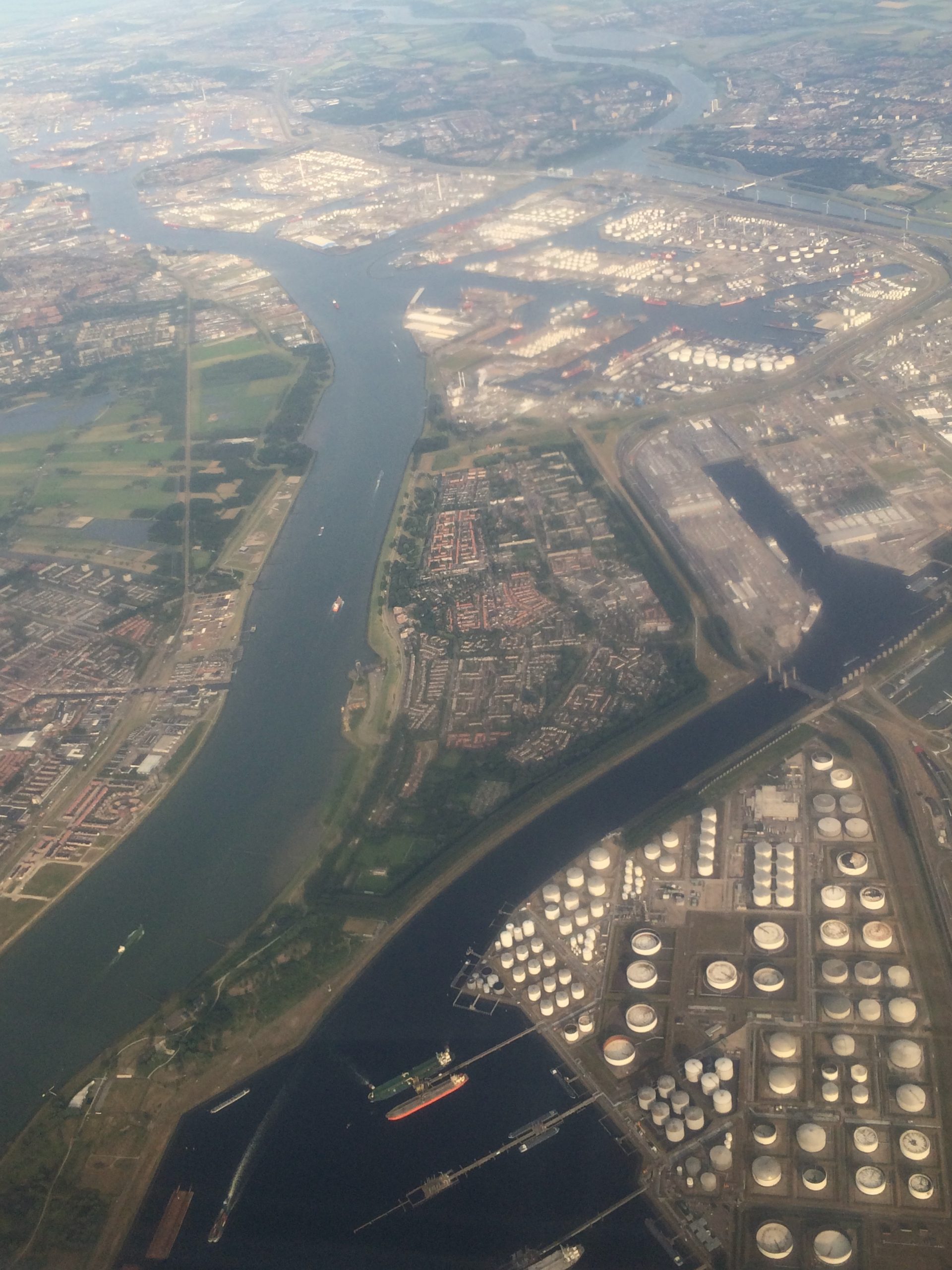 Analyzing the Petroleumscape of Rotterdam - PORTUS